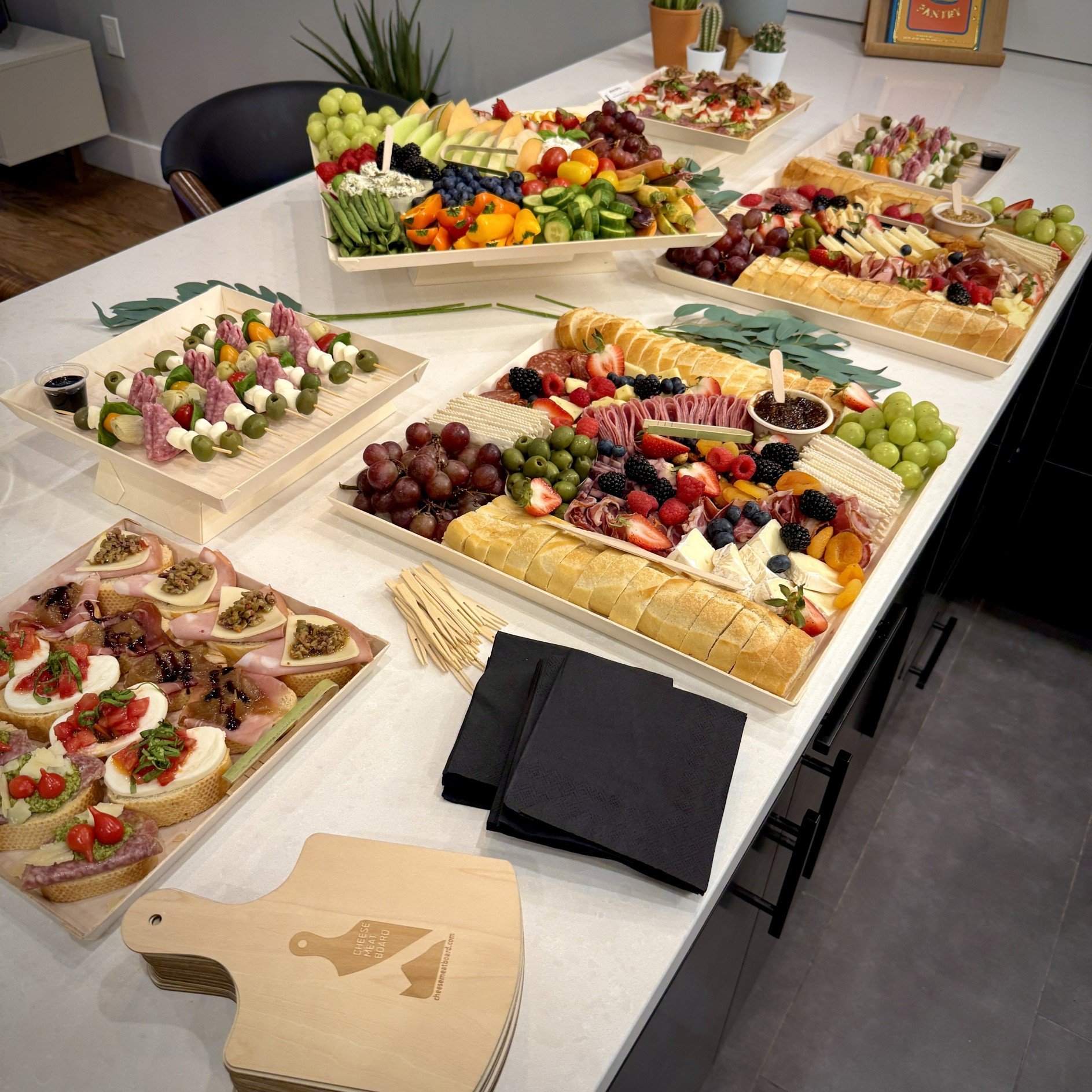 35 PERSON DROP OFF GRAZING TABLE