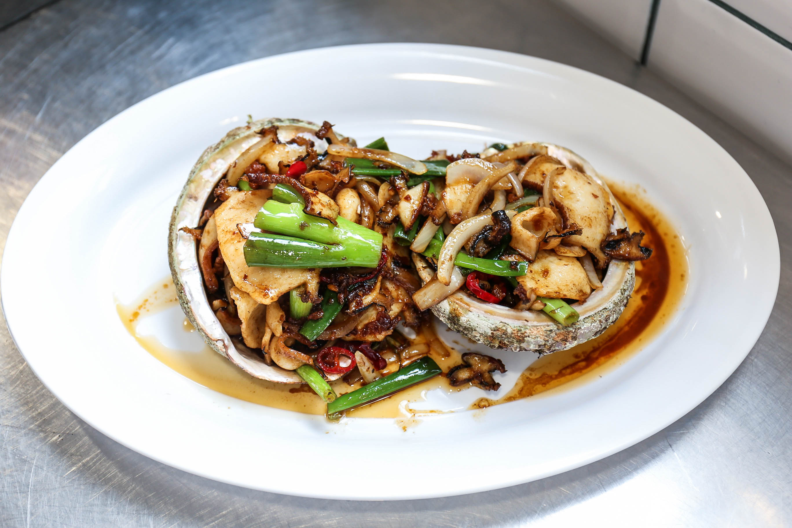 Cooked Live Wild Blacklip Abalone (250-300g each) 2pcs Per Serve